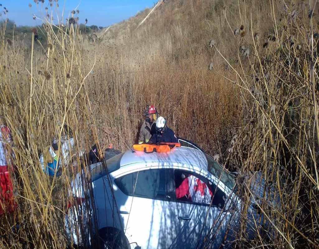 Volcadura deja dos lesionados y cuantiosos daños materiales - NTR Zacatecas