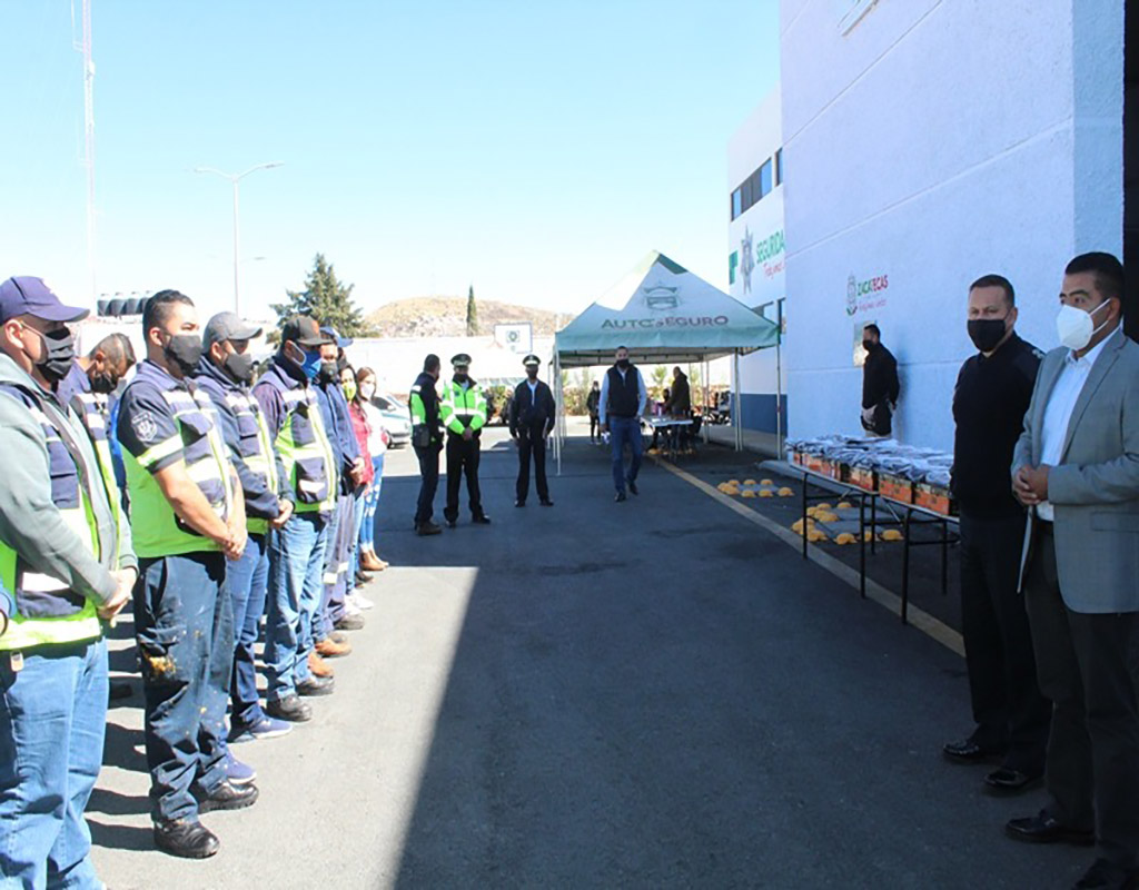 Entregan uniformes a trabajadores de la DPSV - NTR Zacatecas