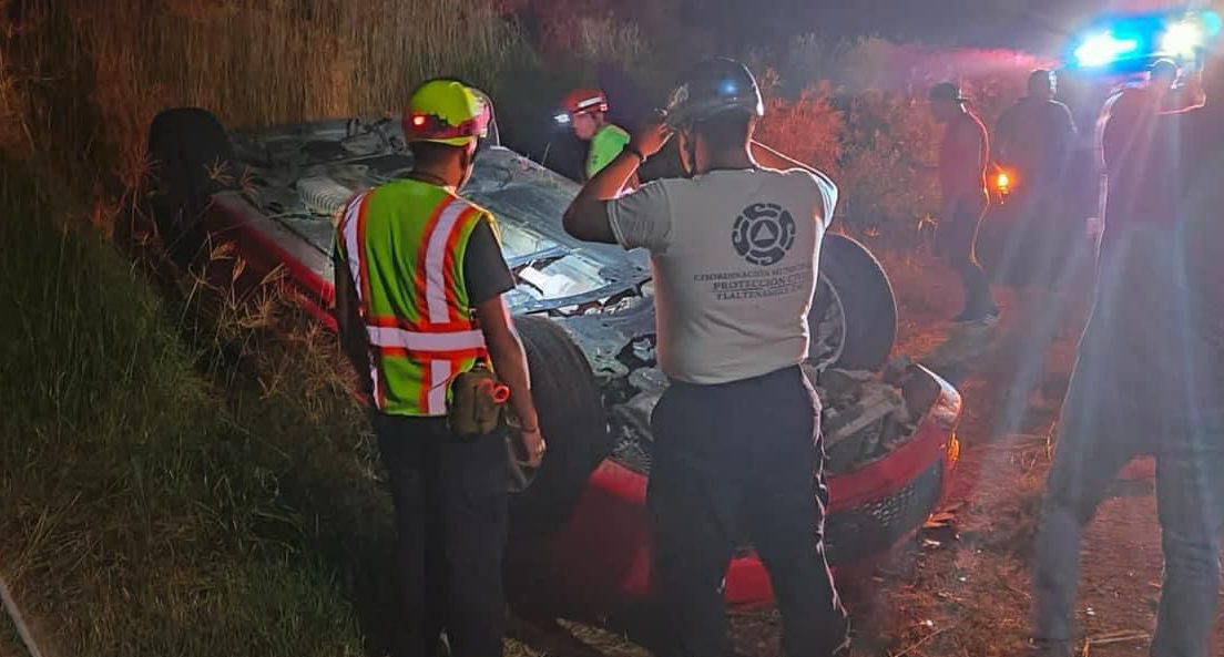 Pierde el control de su unidad y se vuelca - NTR Zacatecas