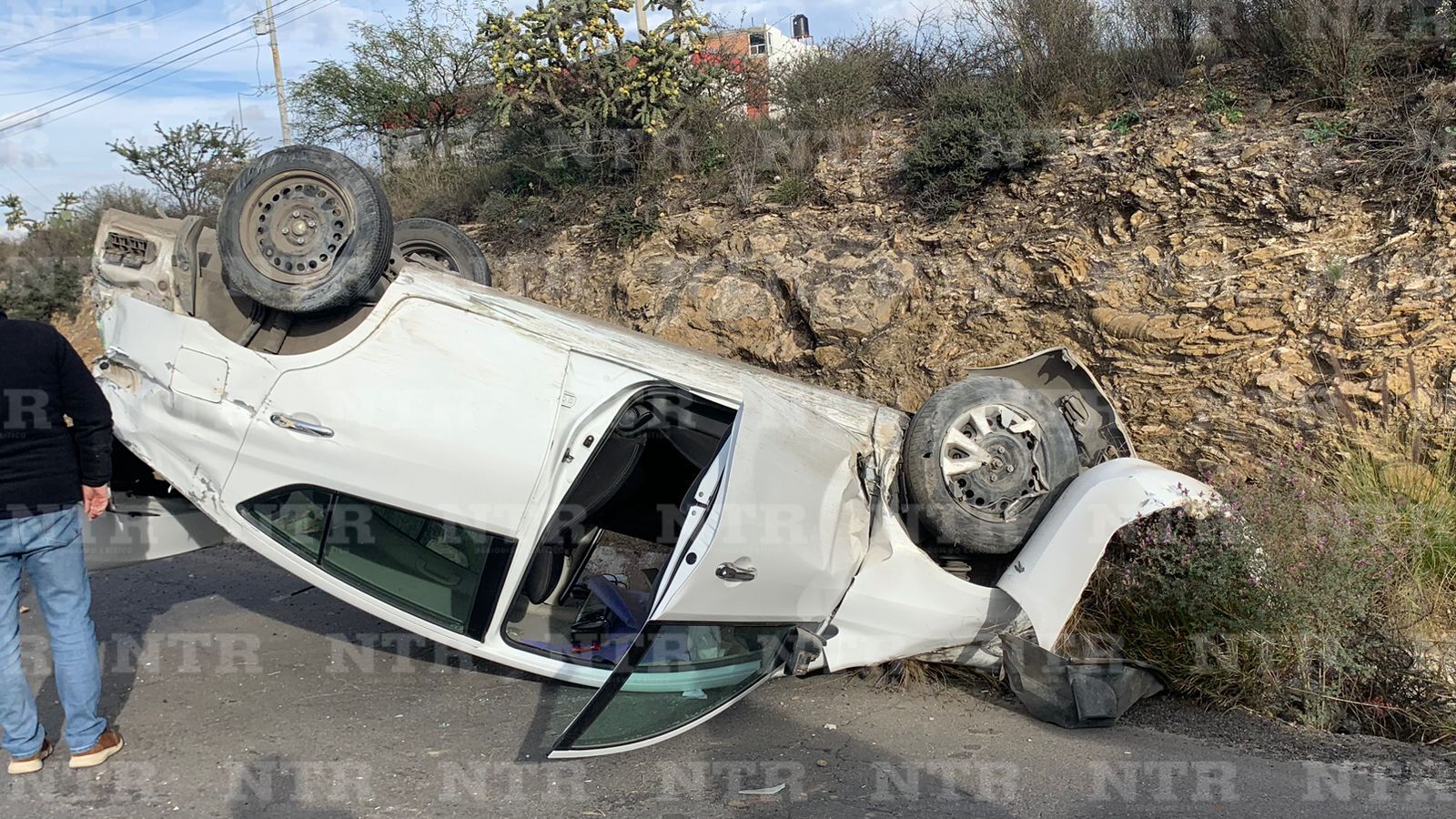 Mujer resulta lesionada en volcadura sobre carretera a comunidad de Plateros - NTR Zacatecas