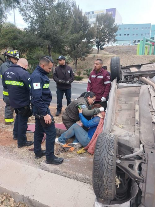 Aparatosa volcadura deja tres lesionados - NTR Zacatecas