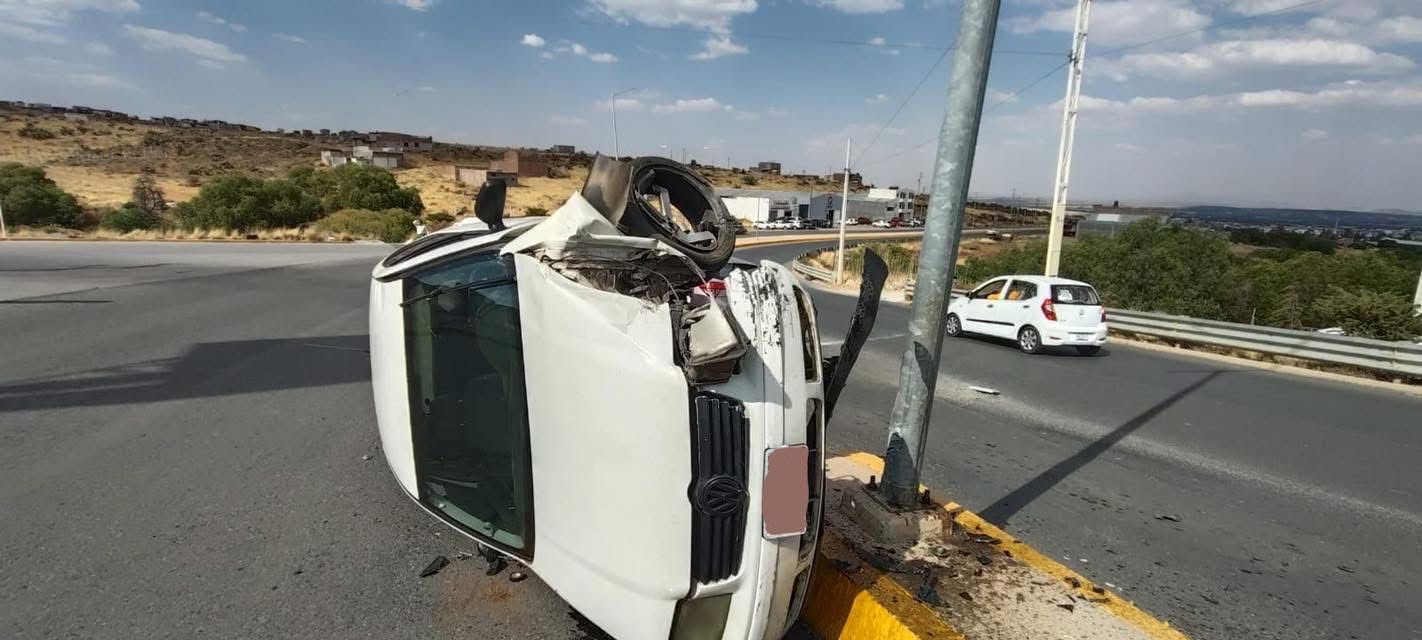 Vuelca sobre vialidad siglo XXI, termina lesionado - NTR Zacatecas