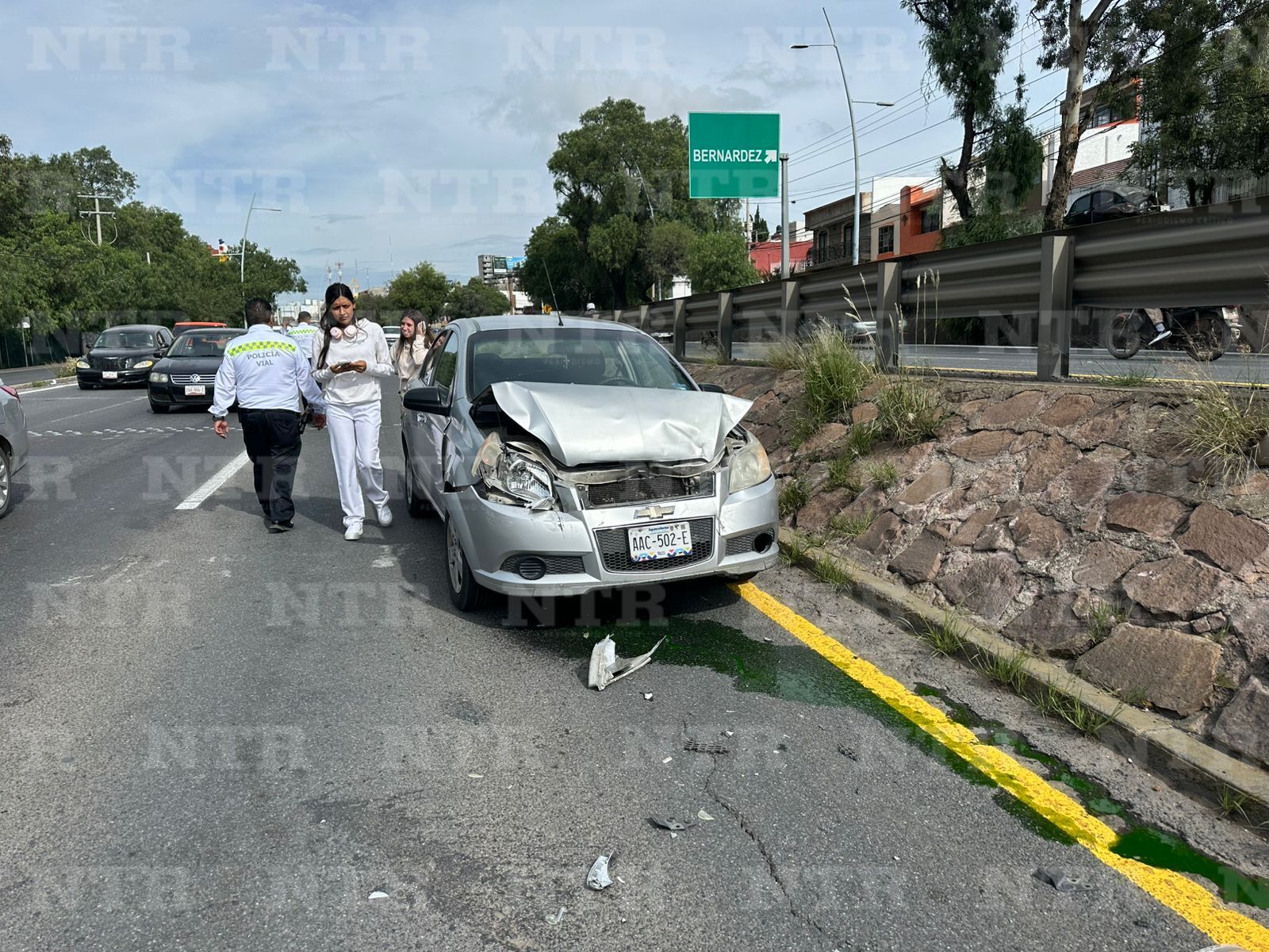 Auto descompuesto ocasiona choque vehicular - NTR Zacatecas