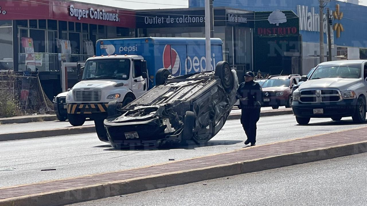 Se vuelca auto en el Jesús Varela Rico - NTR Zacatecas